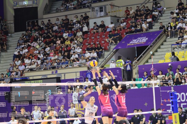 도드람 컵 둘째 날, GS칼텍스, IBK기업은행, 촌부리와 흥국생명 3대 0 완파